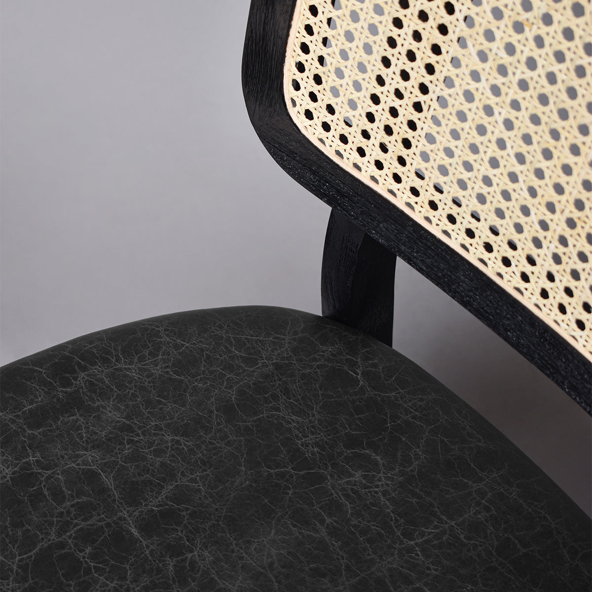 Silla Matte Den Cuero|Madera y Cuero. – 902 Showroom